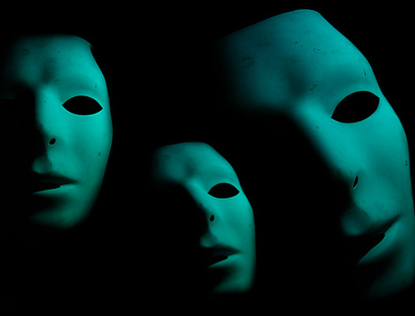 Ψεύτικες αληθινές μάσκες | Τα Κακώς Κείμενα